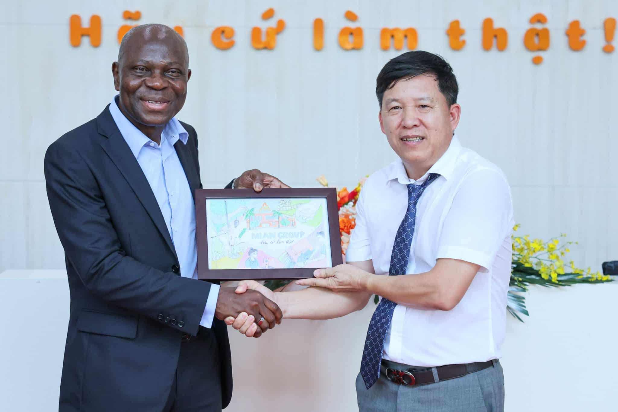 ILO Director-General visits Better Work-enrolled factory in Viet Nam to talk balance between ...